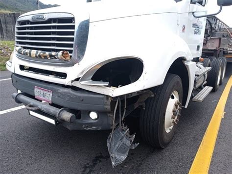 Tráiler choca contra camioneta en la carretera Nautla Cardel