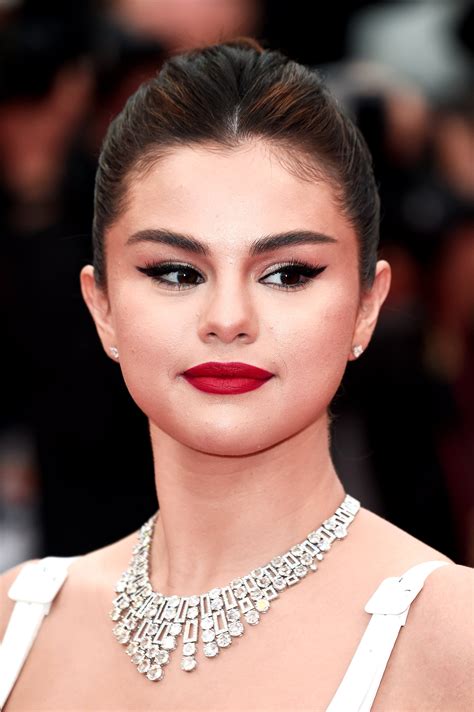 Details Peinado De Selena Gomez Abzlocal Mx