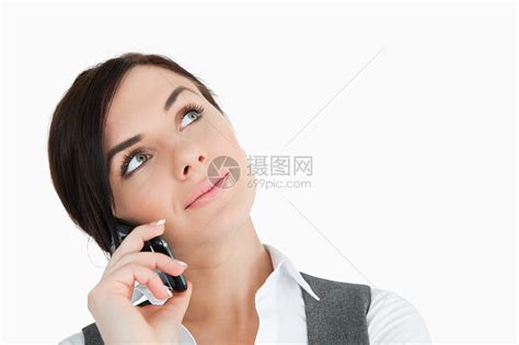 美丽的商业女商务人士在打电话时抬头看高清图片下载 正版图片321404012 摄图网