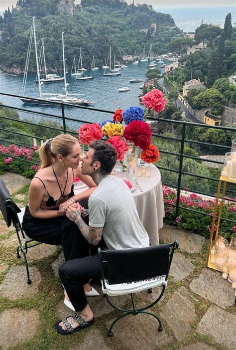 Chiara Ferragni E Fedez Si Fotografano A Letto Senza Veli E Il Web