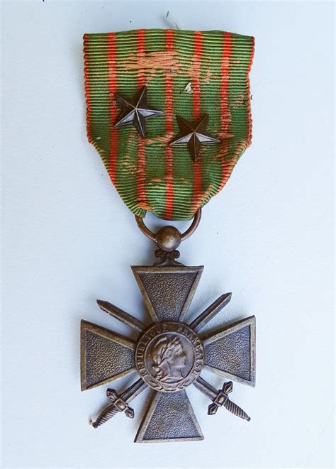 Médaille Croix de guerre 1914 1917 Une étoile d argent et une étoile de