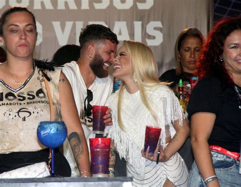 Karoline Lima e Léo Pereira beijam muito em primeiro Carnaval juntos