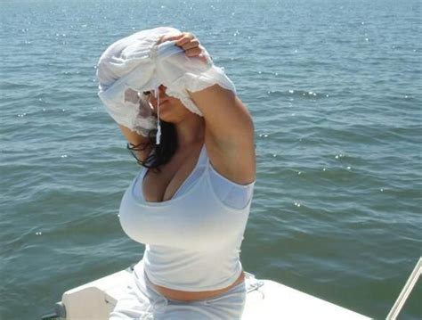 R 2busty2hide Reddit Gallery Scrolller Curvy Beauty Womens