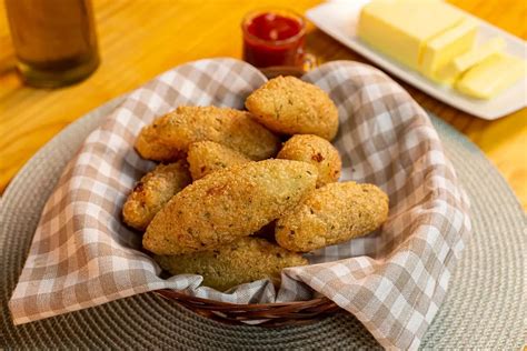 Bolinho De Aipim Recheado Salame E Queijo Prato Receitas Ninja