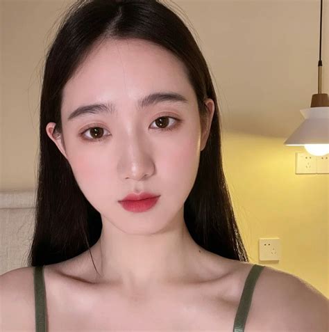 小情 On Twitter 在家发骚好舒服哦，尤其是掰开的一瞬间，真的好羞耻 有没有哥哥想要操死我的，快来私信我吧