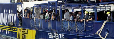 Migranti stretta sulle Ong multe e confisca delle navi Rave il sì