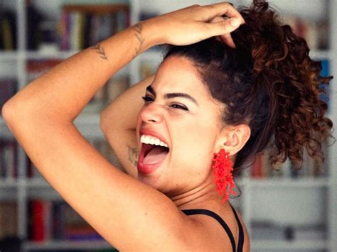 Filha de Carlinhos Brown Clara Buarque se despede de Travessia e é