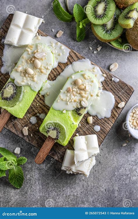 Helados Veganos Caseros Kiwi O Paletas Cubiertas De Chocolate Blanco Y