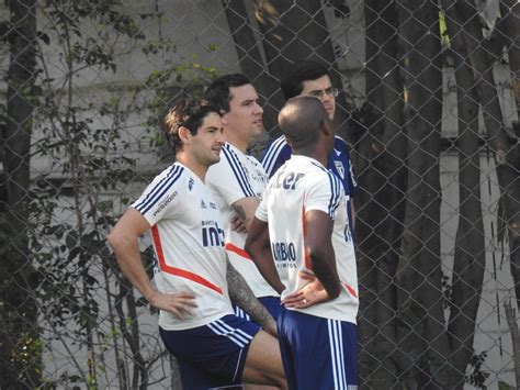 Pato Pablo Hernanes e Toró treinam bola no São Paulo e podem