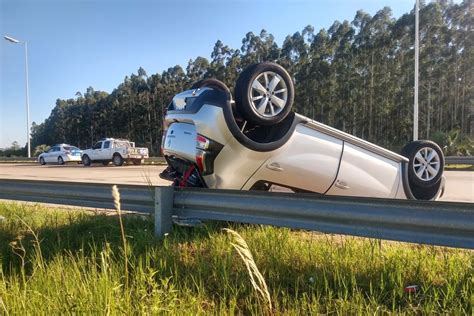 Despiste y vuelco en la autovía una familia con heridas leves