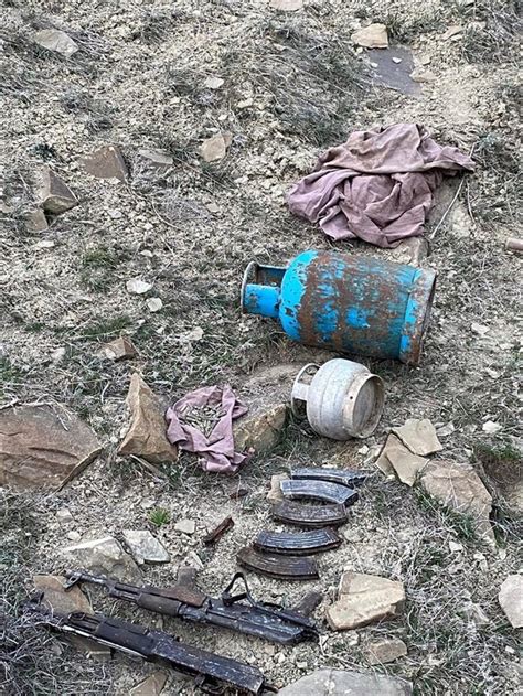 Hakkari de PKK lı teröristlere ait silah ve mühimmat ele geçirildi