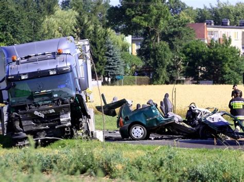 Tragiczny Wypadek Dwie Osoby Zgin Y Na Drodze Krajowej Nr Ko O