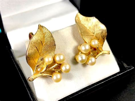 1960 S CROWN TRIFARI GOLD TONE FINISH FAUX PEARL FLOR Gem