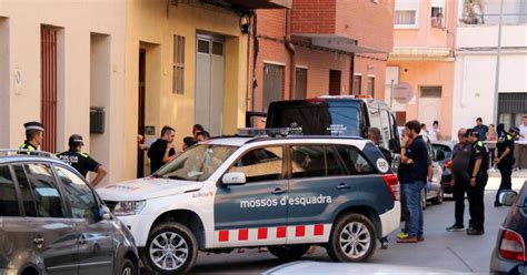 Un Home De 34 Anys Mata La Seva Mare A Tortosa I Truca Al 112 Per