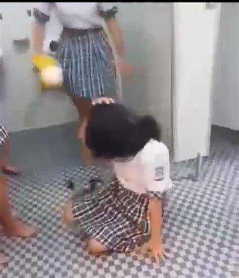 Mâu thuẫn tình cảm nữ sinh lớp 7 bị đánh hội đồng trong nhà vệ sinh
