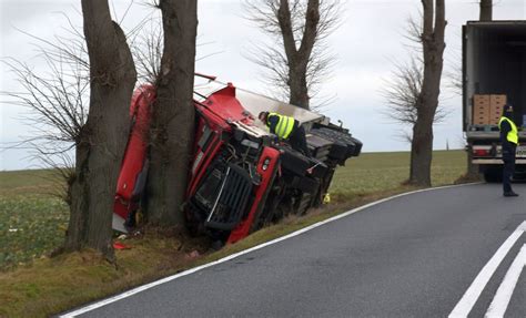 Groźny wypadek na DK 45 w Kuniowie Bus zderzył się czołowo z tirem są