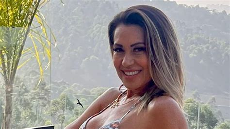 Solange Frazão exibe corpaço sarado ao usar biquíni fio dental
