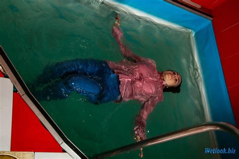 Wetlook Girl Gets Wet In The Pool Fully Dressed In Jeans Rwetgirlswetlook