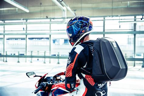 Equipamiento deportivo GIVI Máximo rendimiento en una moto sport o naked