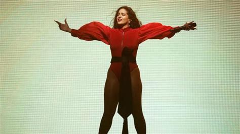 Rosalía muestra uno de sus pechos en un descuido