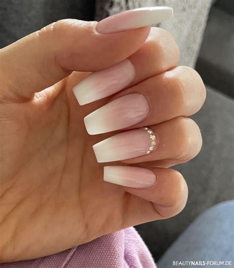 Ballerina Babyboomer mit einem Schmucknagel Gelnägel