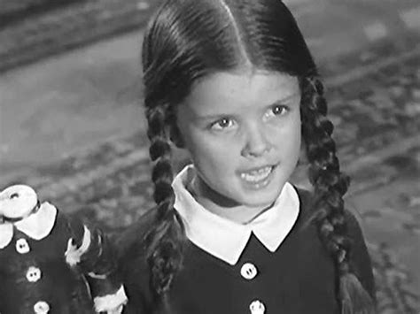 Muere Lisa Loring la actriz que interpretó a Miércoles en La familia