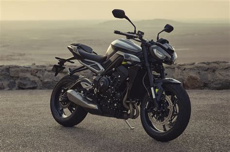 Ra mắt naked bike Triumph Street Triple 2023 nhiều thay đổi nhất từ