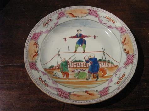 Paire dassiettes en porcelaine de la famille rose au décor de