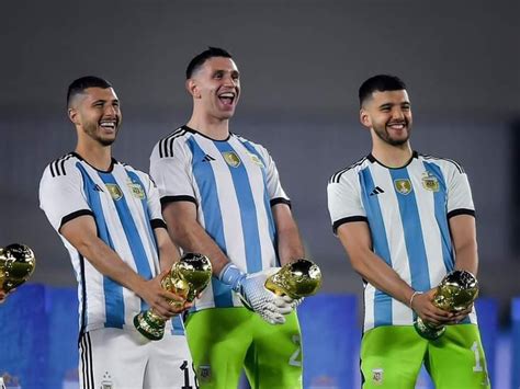 Argentine Emiliano Martinez Refait Son Geste Du Mondial 2022 Avec Ses