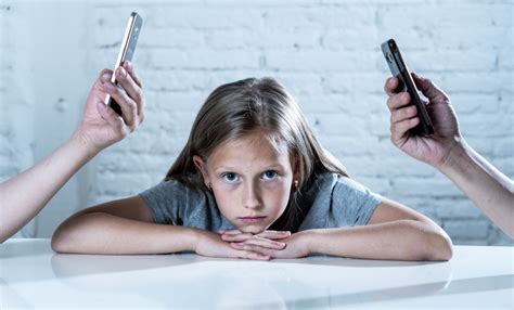 El excesivo uso del celular por parte de los padres podría tener