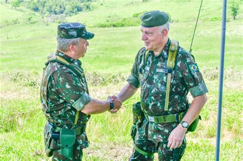 General Tomás Miguel Miné Ribeiro Paiva testemunha megaoperação ao lado
