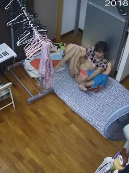 Hack camera giám sát nhà chủ không có nhà người trông trẻ và bạn trai