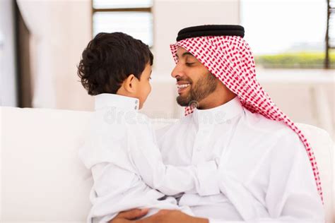 Arabischer Mann Der In Einem Intelligenten Telefon In Einer Stange Simst Stockfoto Bild Von