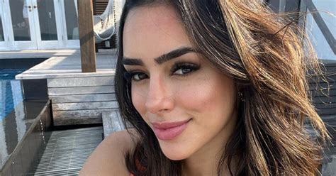 Bruna Biancardi usa biquíni decote generoso em dia de piscina