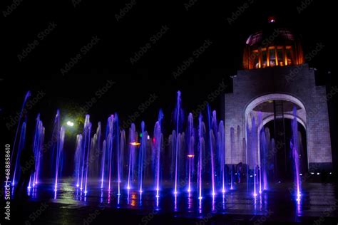 El Monumento a la Revolución es una obra arquitectónica y un mausoleo