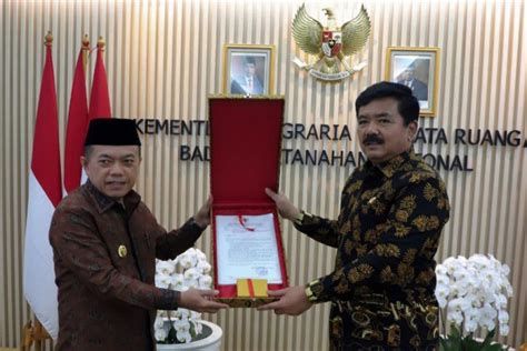 Menteri ATR BPN Serahkan Dokumen Persetujuan Substansi RTRW Jambi