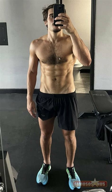 Nicolas Prattes Bota Rola Marcando Na Sunga E Viraliza Inteiro