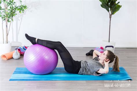 13 Mega Effektive Übungen Mit Gymnastikball Fürs Wohnzimmer