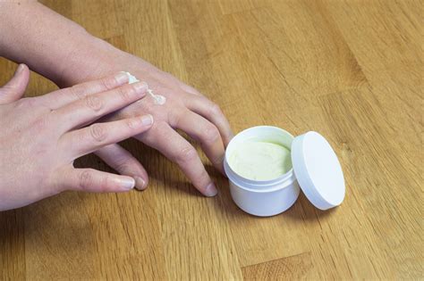 DIY pour concocter une crème hydratante pour les mains par Nathalie d
