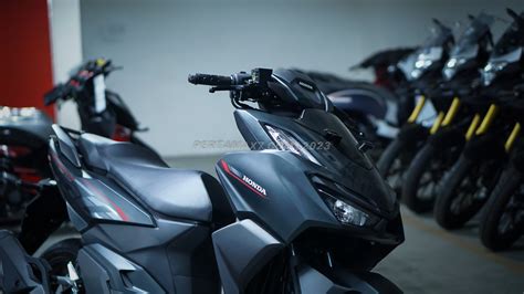 Depan Kanan 2024 Honda Vario 160 CBS Hitam Doff Sporty Active Matte