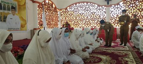 Dengan Tepuk Tepung Tawar Bupati Lepas Jamaah Calon Haji KORPRI Rohul