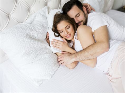 50 hình ảnh vợ chồng ôm nhau ngủ đẹp và ngọt ngào
