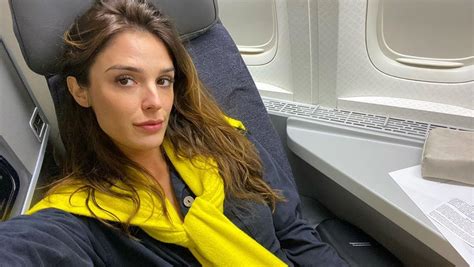 Rafa Brites posa de look coladinho e deixa barriga chapada à mostra