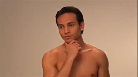 10 Potret Jefri Nichol Photoshoot Sambil Mandi Telanjang Dada Bikin