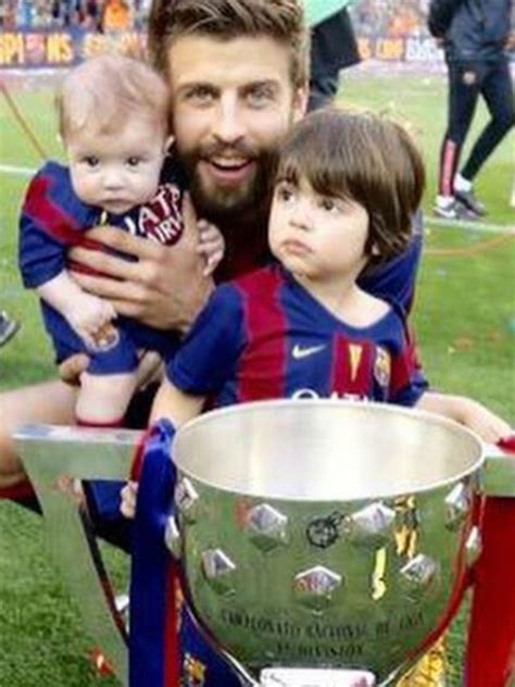 Gerard piqué con sus hijos milán y sasha fruto Marca