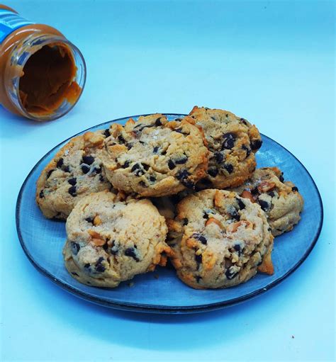 Cookies beurre de cacahuètes cacahuètes pépites de chocolat et fleur