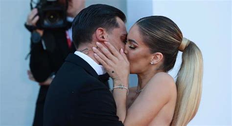 Sophie Codegoni E Basciano La Proposta Sul Red Carpet A Venezia Non