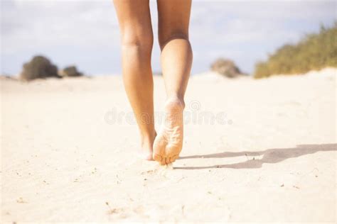 Belle Femme Nue Prenant Le Selfie Sur Le Fond Blanc Photo Stock Image