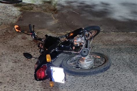 Motociclistas sufrieron graves lesiones tras impactar con sus vehículos