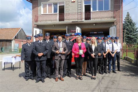 Przekazanie lekkiego samochodu strażackiego dla OSP w Szczurowej